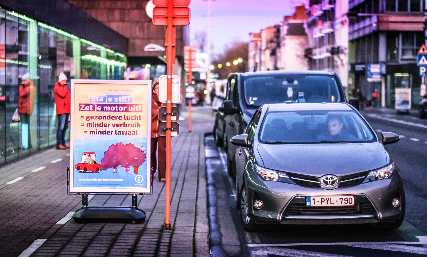 Sta je met auto stil in Kortrijk? Zet je motor uit! “Vooral probleem ...