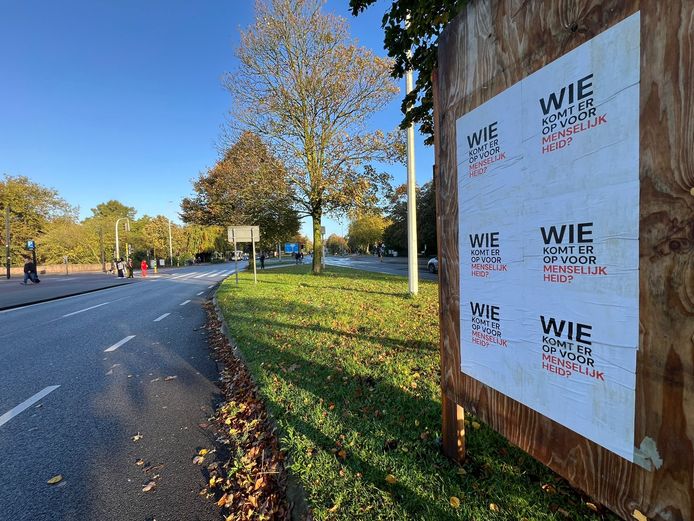 ‘Wie komt er op voor menselijkheid?’-borden zijn actie van 11.11.11 ...