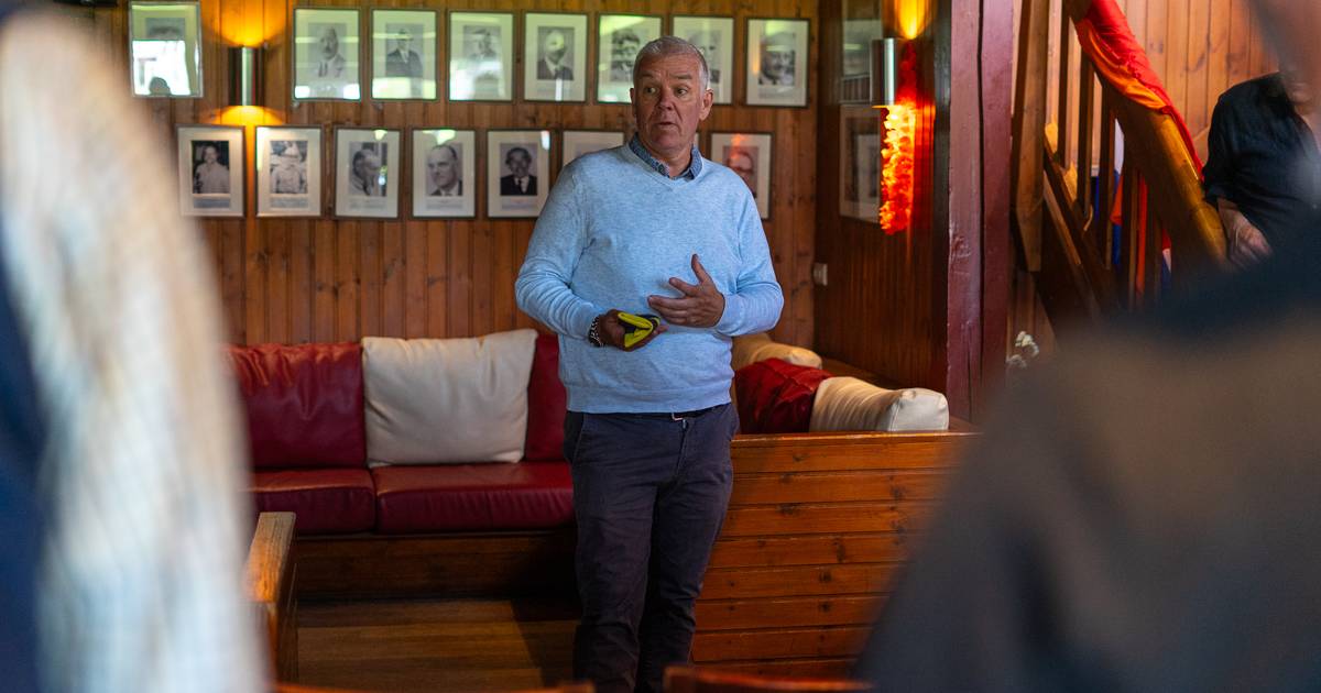 Legendarische trainer Geoff Burch geëerd: ‘Bij HVV had hij de ...