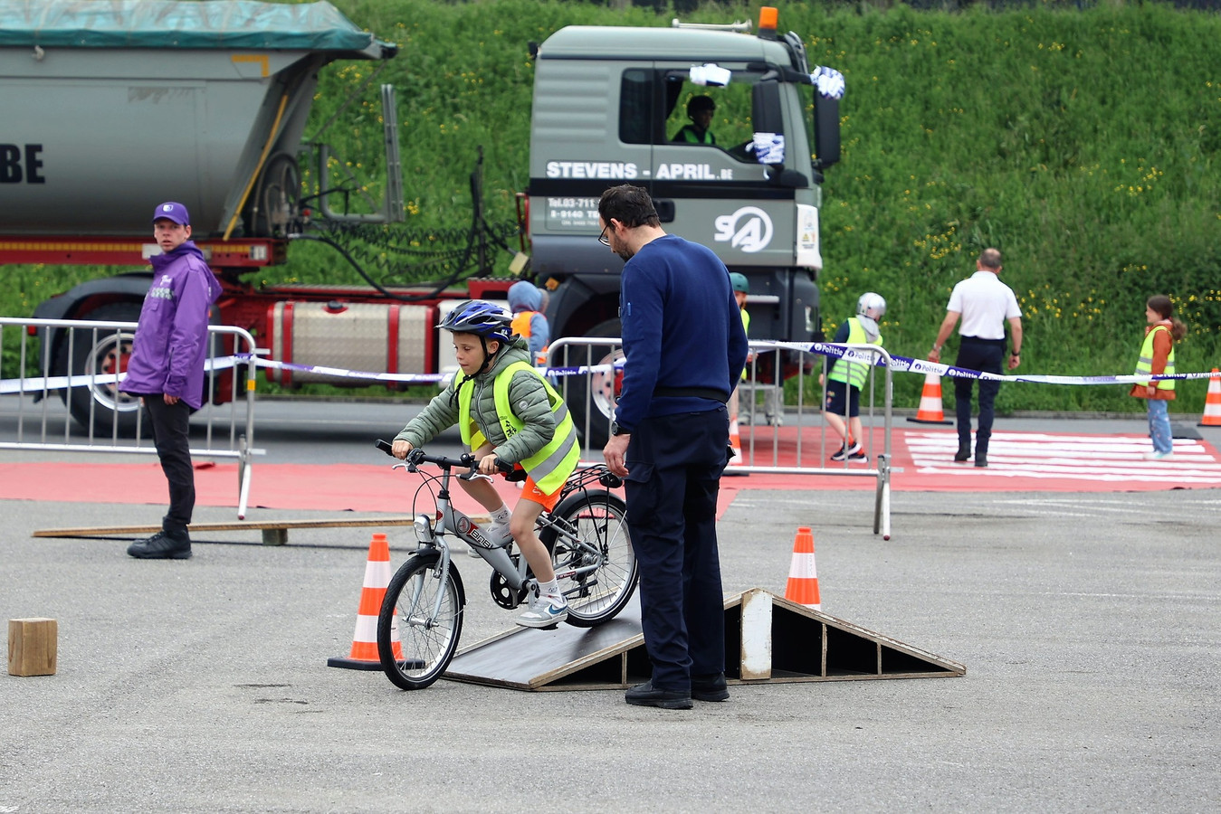 ‘Levend Verkeerspark’ moet scholieren veilig in het verkeer leren bewegen | Foto | hln.be