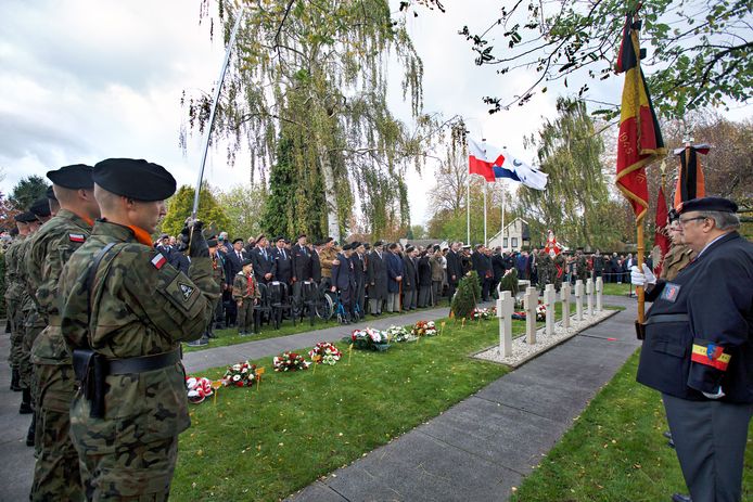 Veteranenvereniging VUMO in Oosterhout bestaat 20 jaar en heft het glas ...