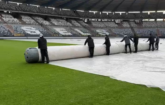 Le terrain du Stade Roi Baudouin enfin bâché | Diables rouges | 7sur7.be