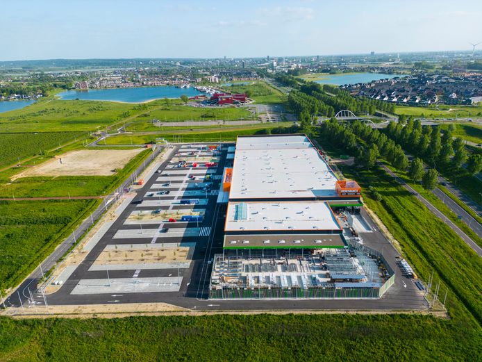 20.000 vierkante meter en 120.000 artikelen; grootste Hornbach van het ...