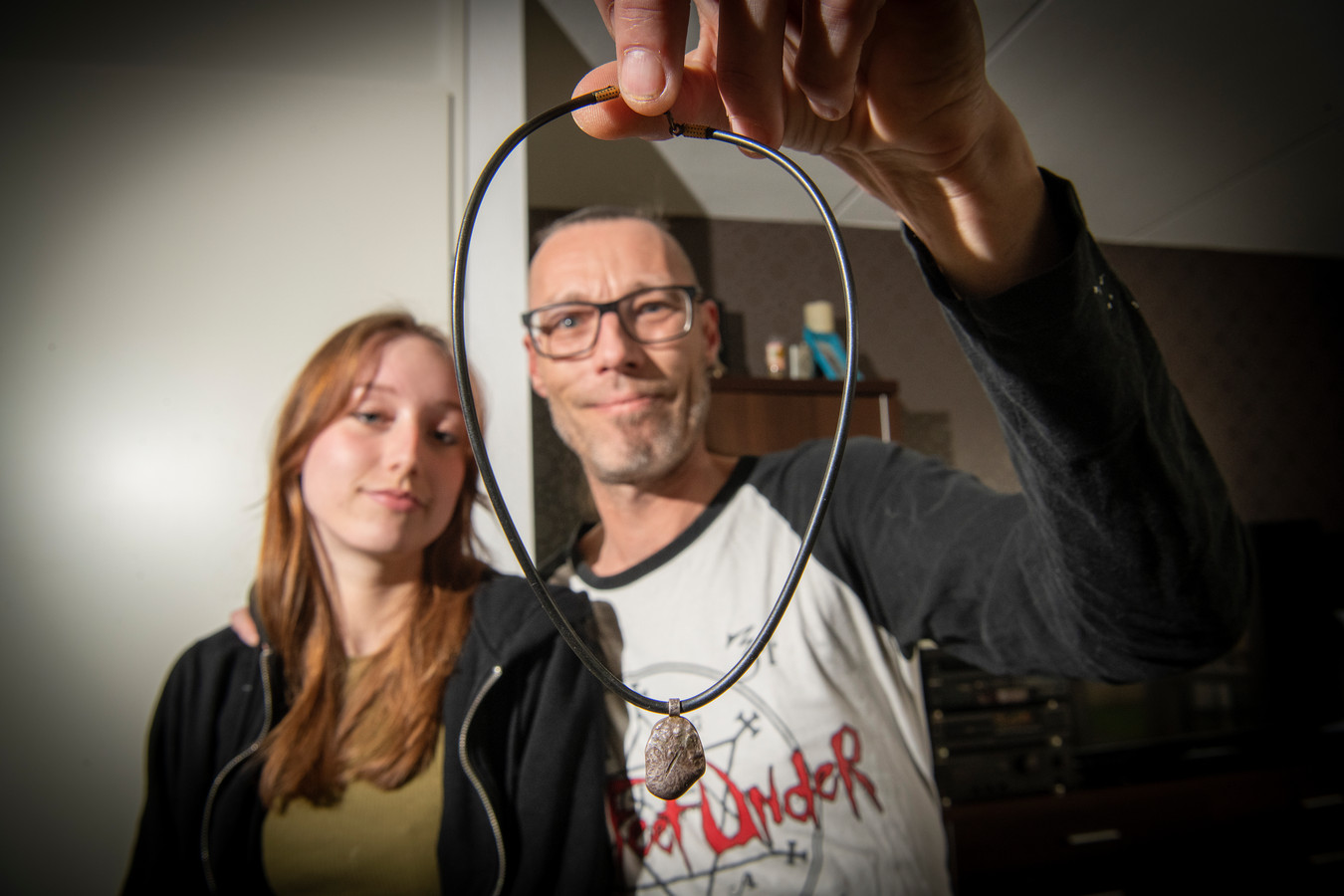 Door metalmuziek geïnspireerde vader Erik (51) creëert unieke Viking ...