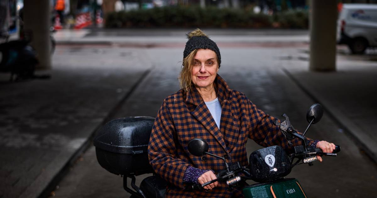 Stadsdichter Anne Vegter (64) peilde humeur van de Maasstad ...