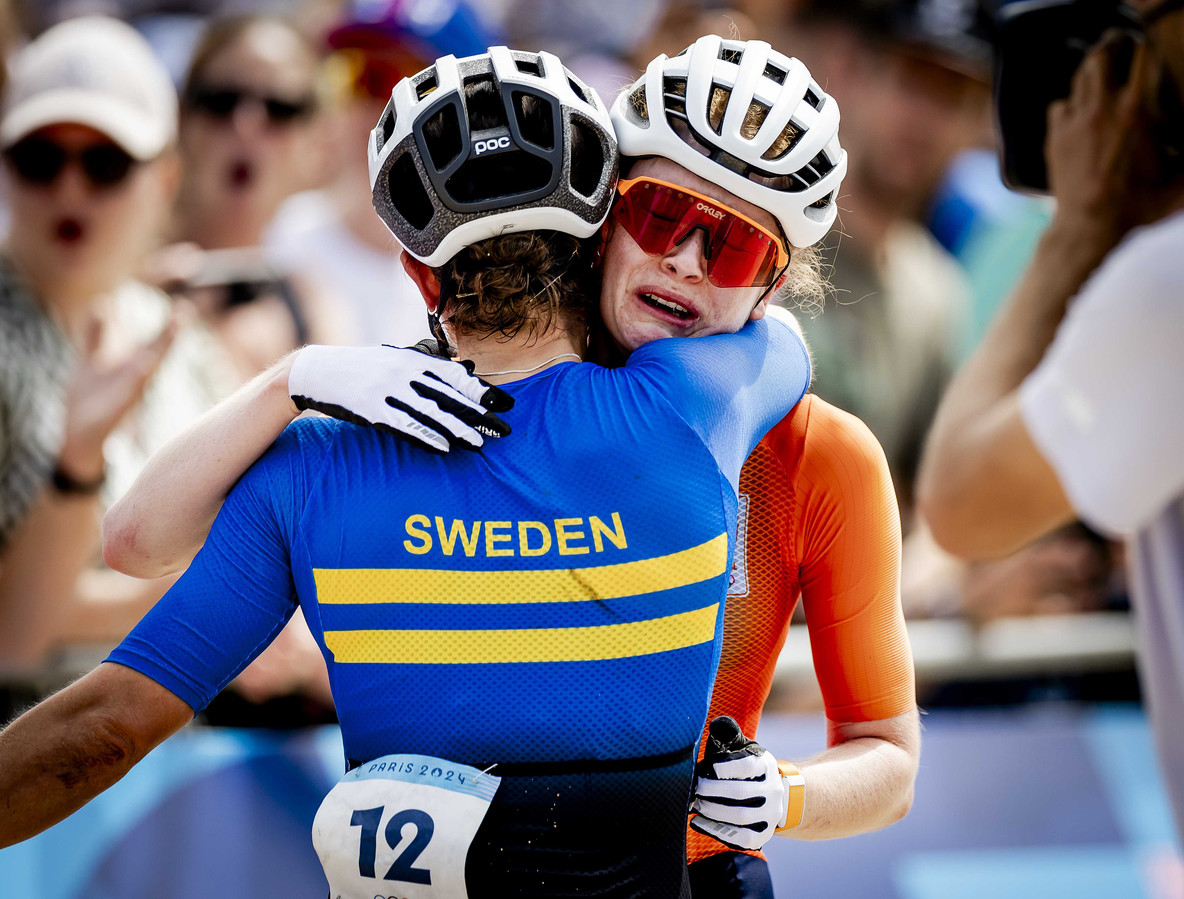 Nachtmerrie voor Puck Pieterse door lekke band: mountainbikester loopt vrijwel zekere medaille ...