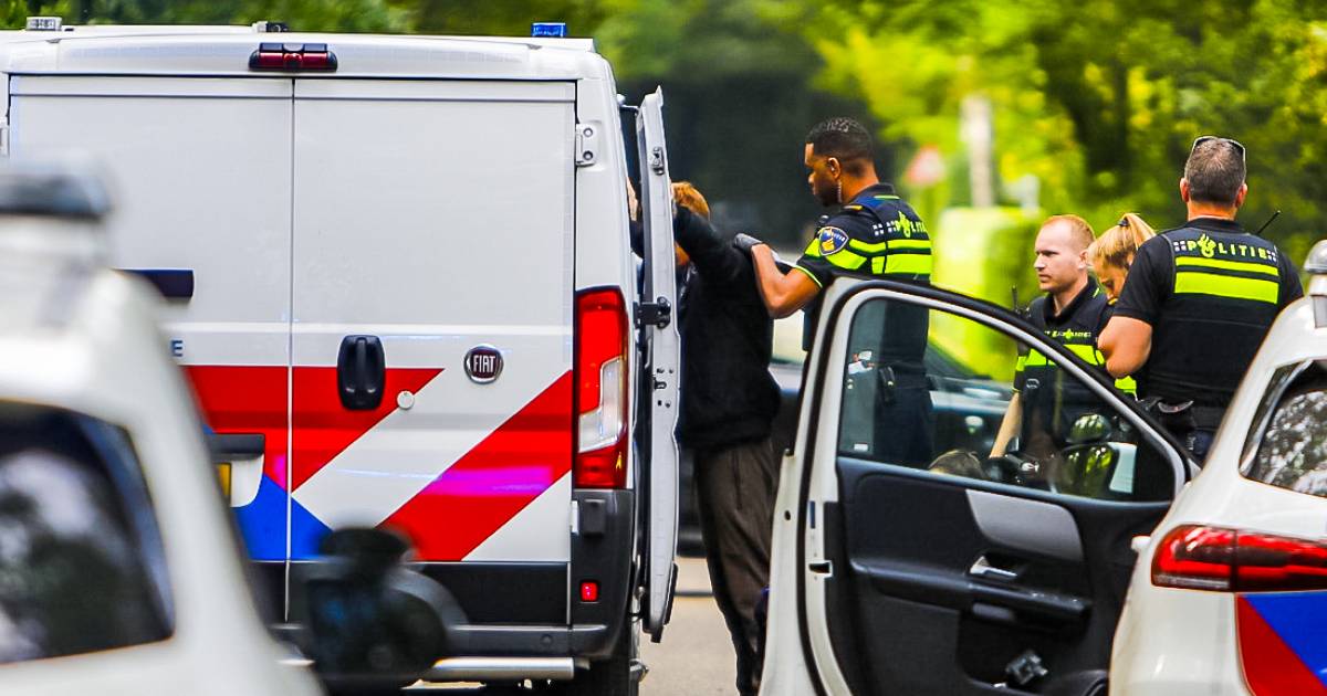 Twee mannen slaan op de vlucht na bedreiging met mes in De Smittenberg ...