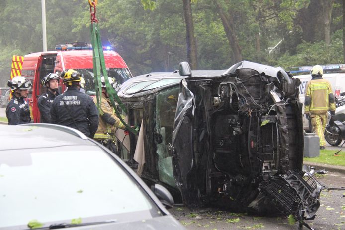 Bestuurder verliest controle over stuur, botst tegen boom én lantaarnpaal en grijpt brommer mee ...
