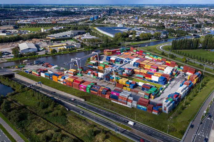 Omwonenden hebben het nakijken: containers bij Alphense haven mogen ...