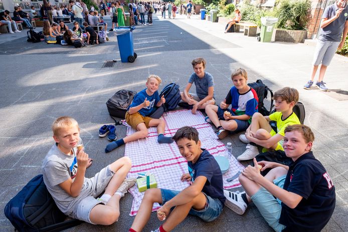 Leerlingenraad Ursulinen viert start met zomerse speelplaatspicknick | Mechelen | hln.be