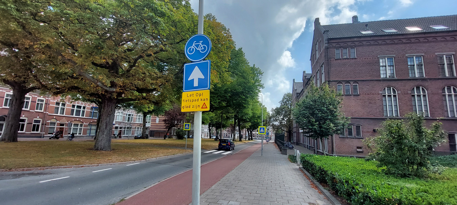 Fietsers vallen in gevaarlijke gladde bocht: Bergen op Zoom laat wegdek ...