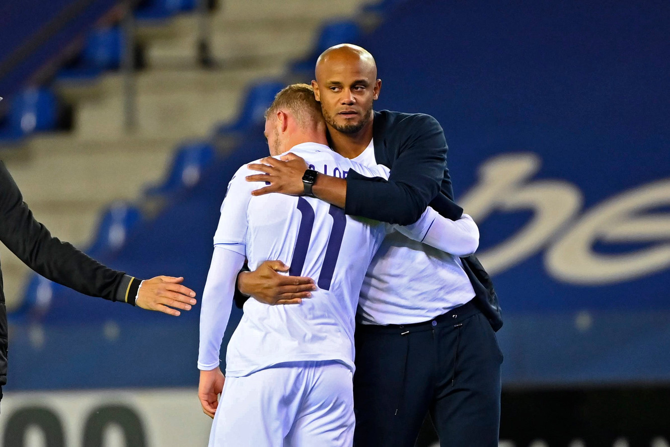 VAR-klucht van jewelste in Genk zorgt voor kwartier vertraging: “Dit ...