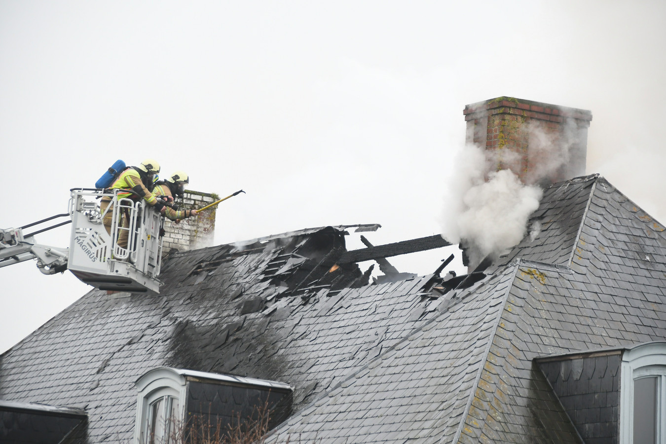 Lucresse (75) ongedeerd bij dakbrand, maar schade aan haar villa is ...