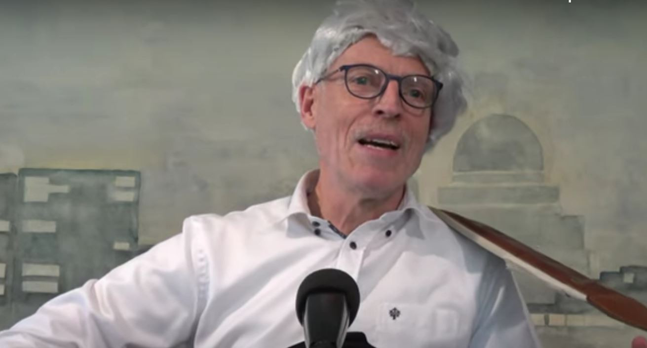 Cabaretier Karel Declercq brengt muzikale ode aan overleden collega Paul Van Vliet | Foto | hln.be