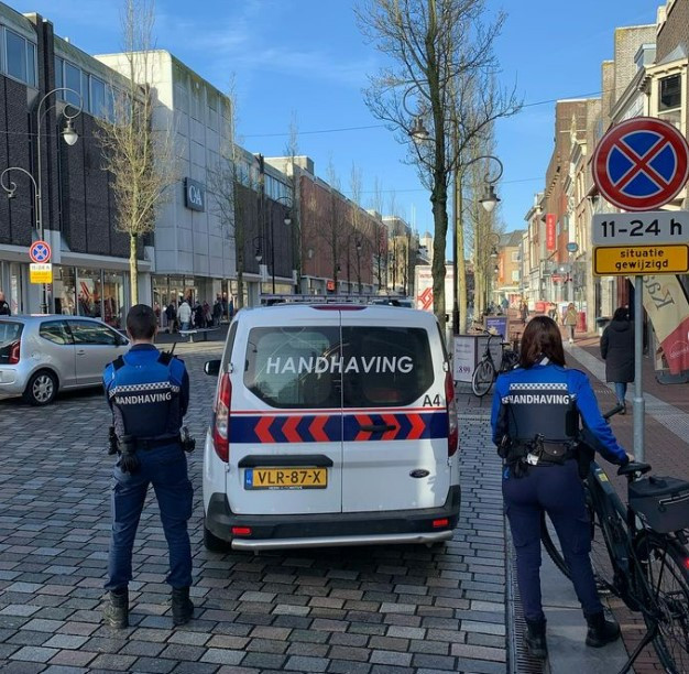 Even met de auto een patatje halen bij Bram Ladage kan niet meer, want ... Even met de auto een patatje halen bij Bram Ladage kan niet meer, want ...