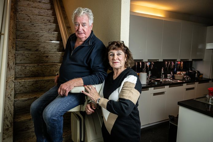 Gerard en Corry hebben drie trapliften en verhoogde wc-bril: zo maak je ...