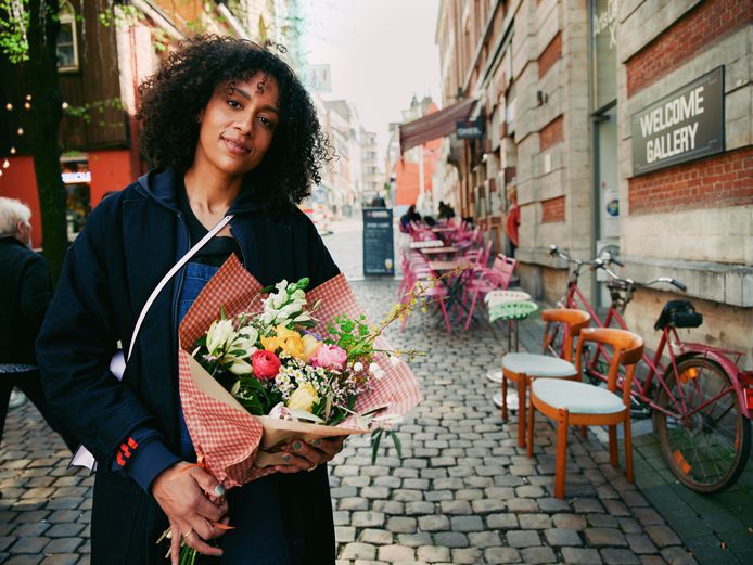 Journaliste Karine Claassen leeft even spontaan nu ze mama is: “Soms ...