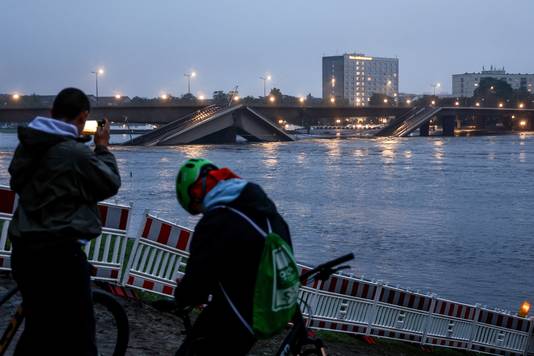 Binnenvaartschepen en cruises vast in Oostenrijk door hoogwater ...