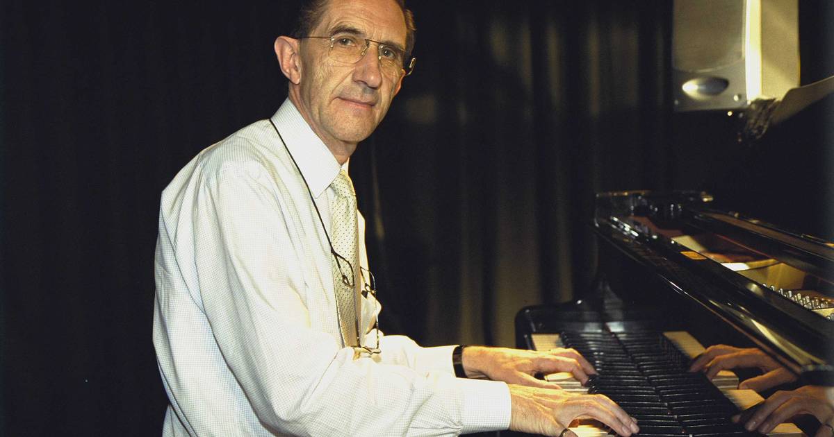 Willy Claes dirigeert kermisconcert op de Fruitmarkt | Hasselt | hln.be