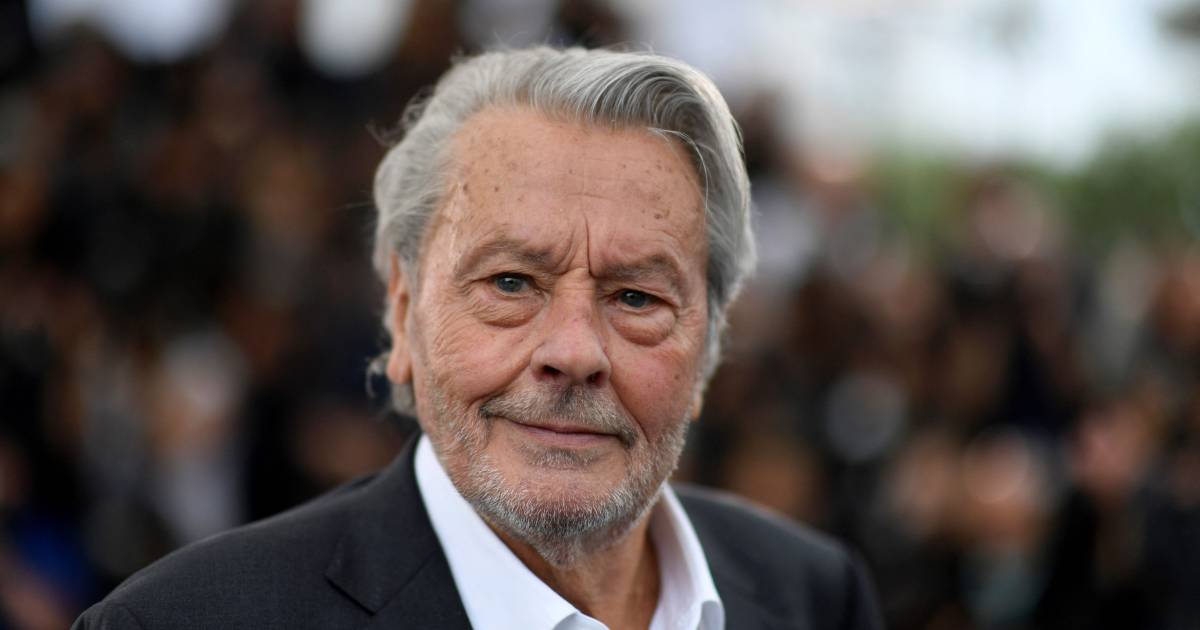 Ruim zeventig wapens in beslag genomen uit huis filmster Alain Delon ...