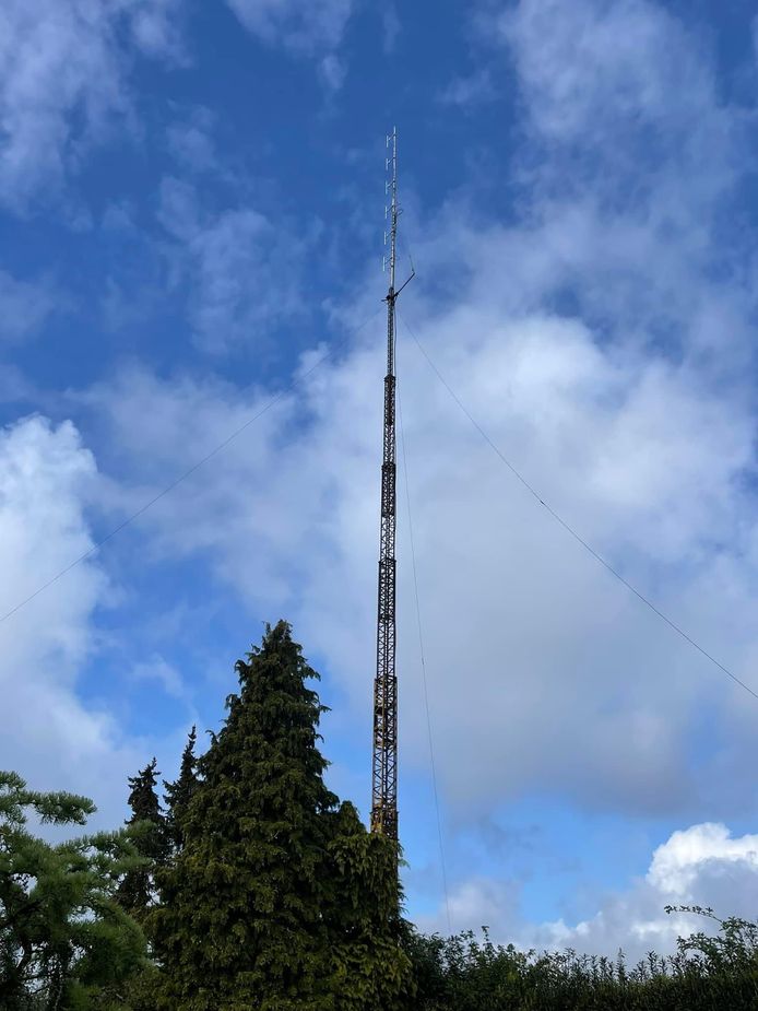 Zendpiraten takelen mast van 75 (!) meter omhoog: ‘Wij zeggen altijd ...