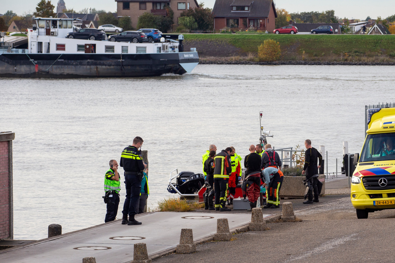 Plons! Dit moet je doen als je met je auto het water in rijdt (en dit ...