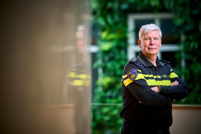 Henk van Essen vertrekt als korpschef van de Nationale Politie ...