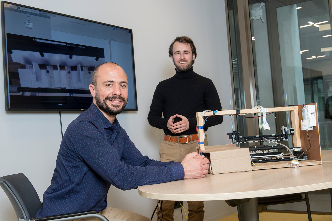 Deze bij steekt zijn tong uit bij een ‘positieve test’ | Foto | AD.nl