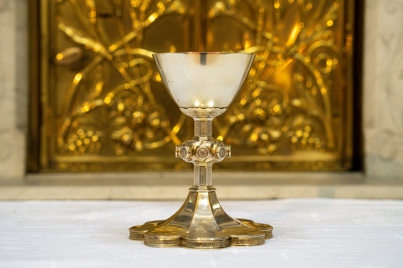 Schatten van de Sint Jan: van een doorn uit Jezus’ kroon tot de kelk ...