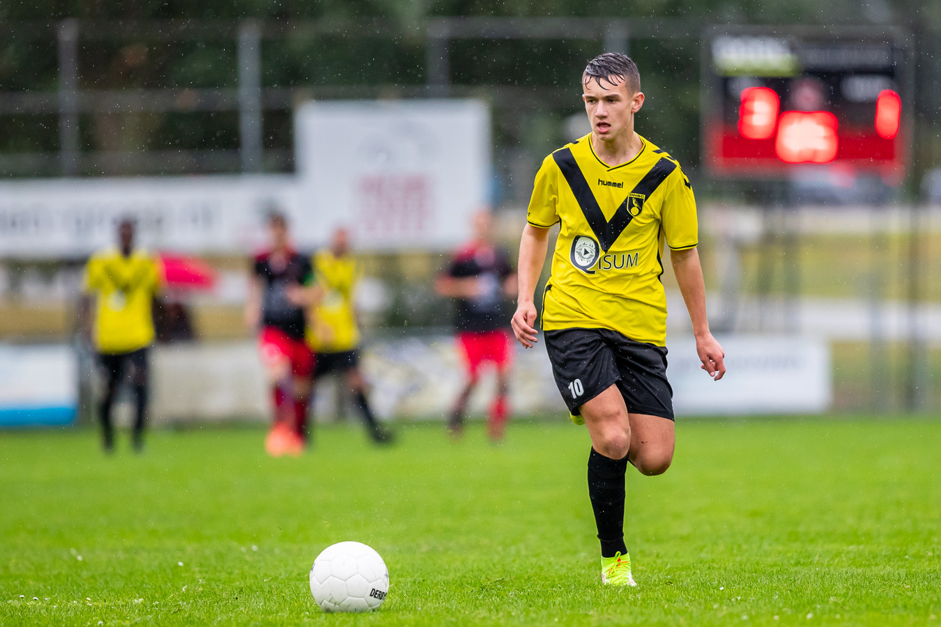 15-jarige zoon van Wesley Sneijder tekent jeugdcontract bij FC Utrecht ...