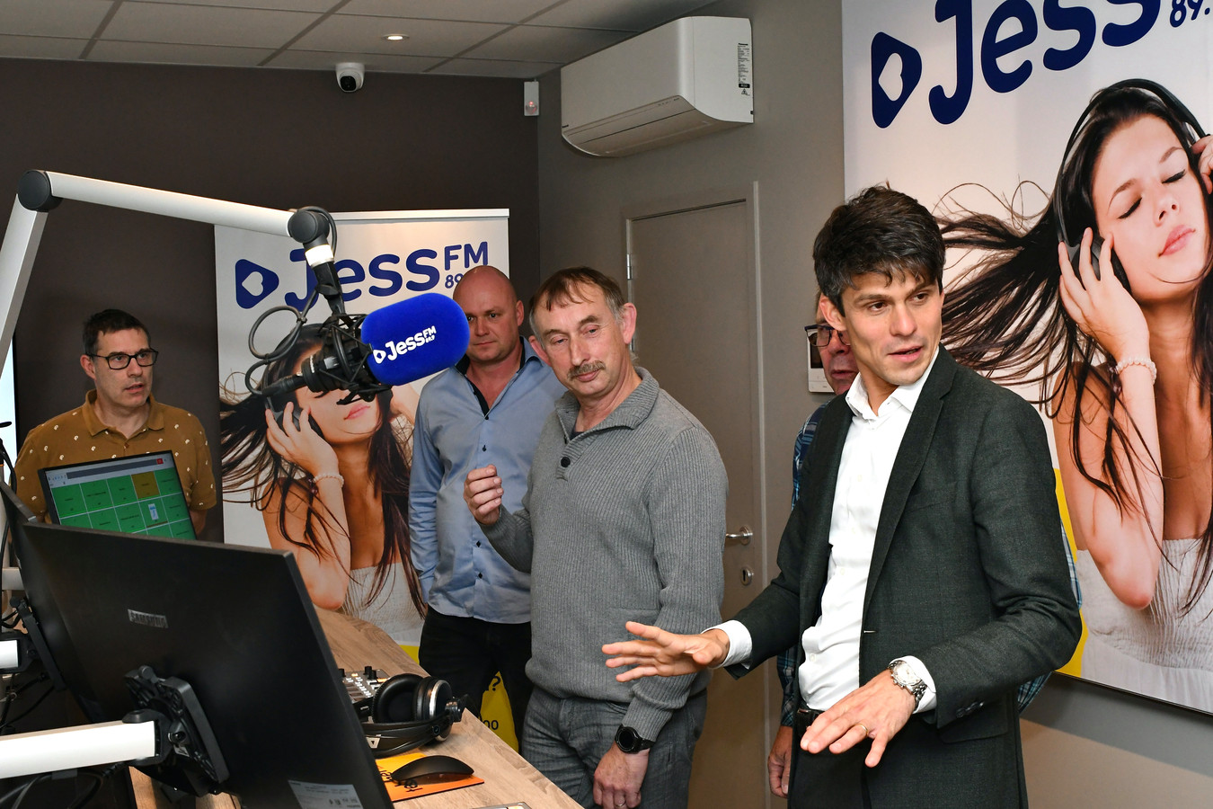 Minister Dalle bezoekt nieuwe radiostudio Jess FM | Foto | hln.be