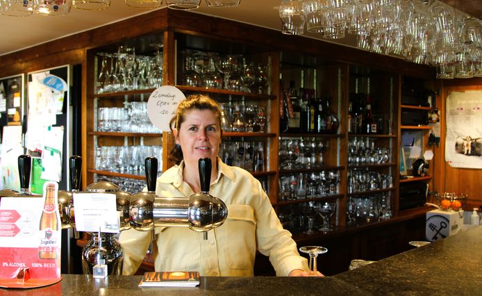 Sofie staat al 22 jaar achter de toog van café Terlindenhof: “Mensen appreciëren een eenvoudig ...