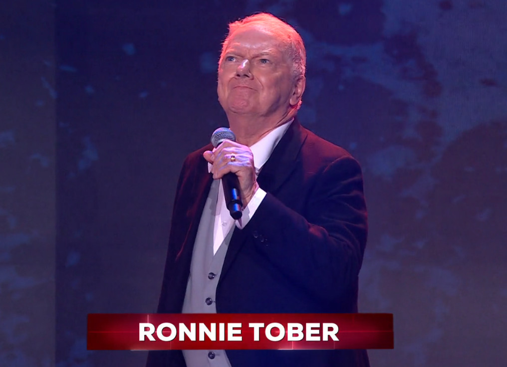 Zanger met 60 jaar ervaring duikt op bij Secret duets, helft panel ...