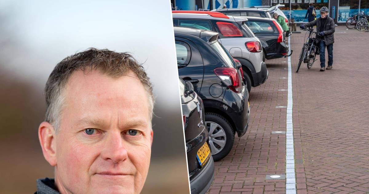 Breeduit parkeren buiten het vak: mag dat? | Auto | AD.nl
