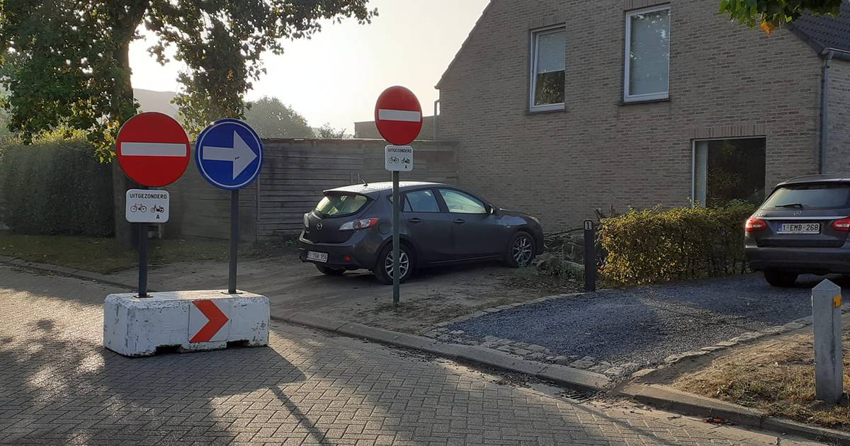 Stad laat verkeersbord ‘verplicht rechts afslaan’ plaatsen op plaats ...