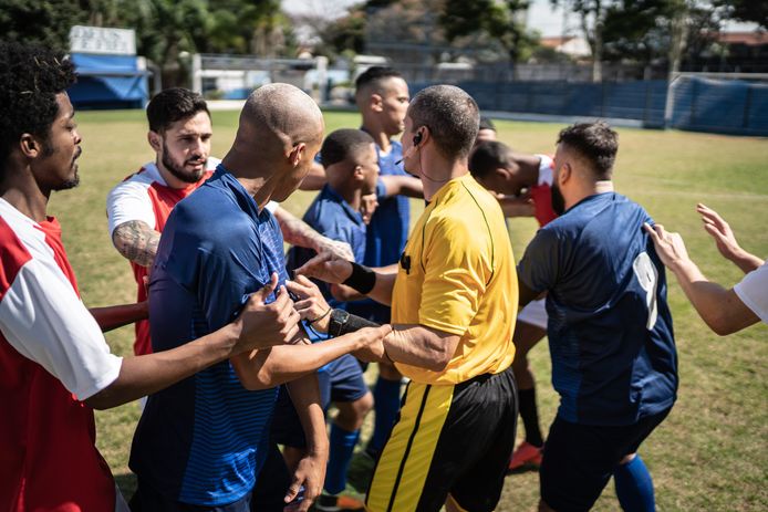Met #DoedeGijDatThuisOok-actieplan wordt vechten op een voetbalveld ...