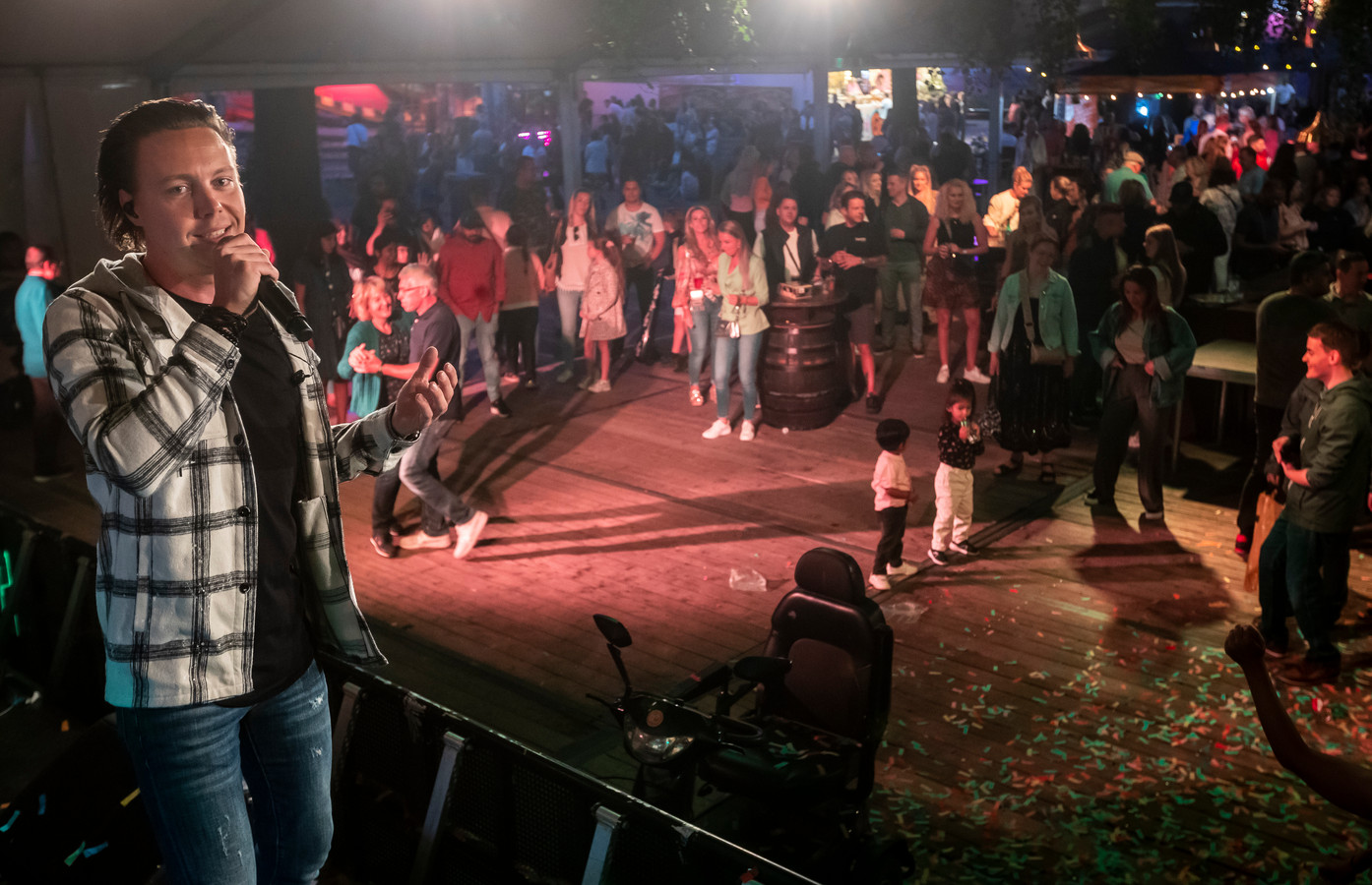 Hij is er weer! Feesttent Hollario is na twee jaar terug op de kermis ...