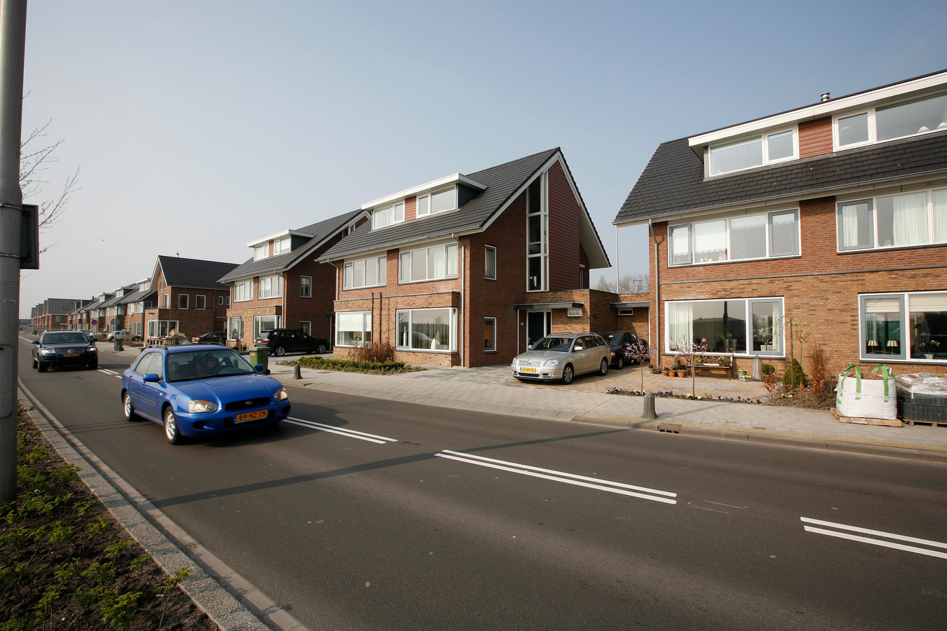 Raadhuisweg/Zoutmansweg in Reeuwijk-brug eíndelijk op de schop | Foto ...