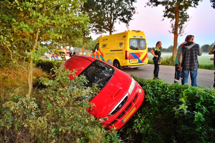 Auto komt in greppel terecht in Bergeijk, inzittenden komen met de ...