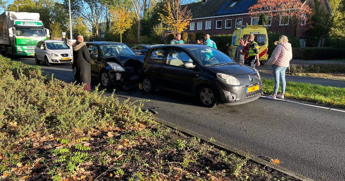 Kop-staartbotsing zorgt voor flinke verkeershinder in centrum van Deventer | Deventer | destentor.nl