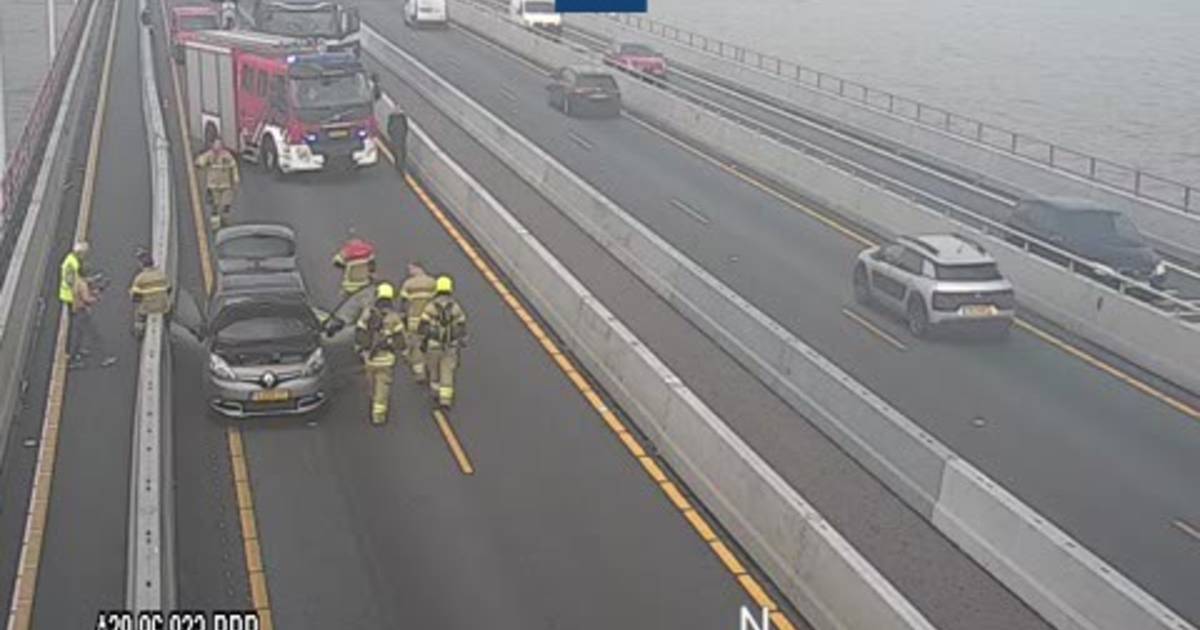 Rokende auto Haringvlietbrug zorgt voor urenlange vertraging, rijstrook ...