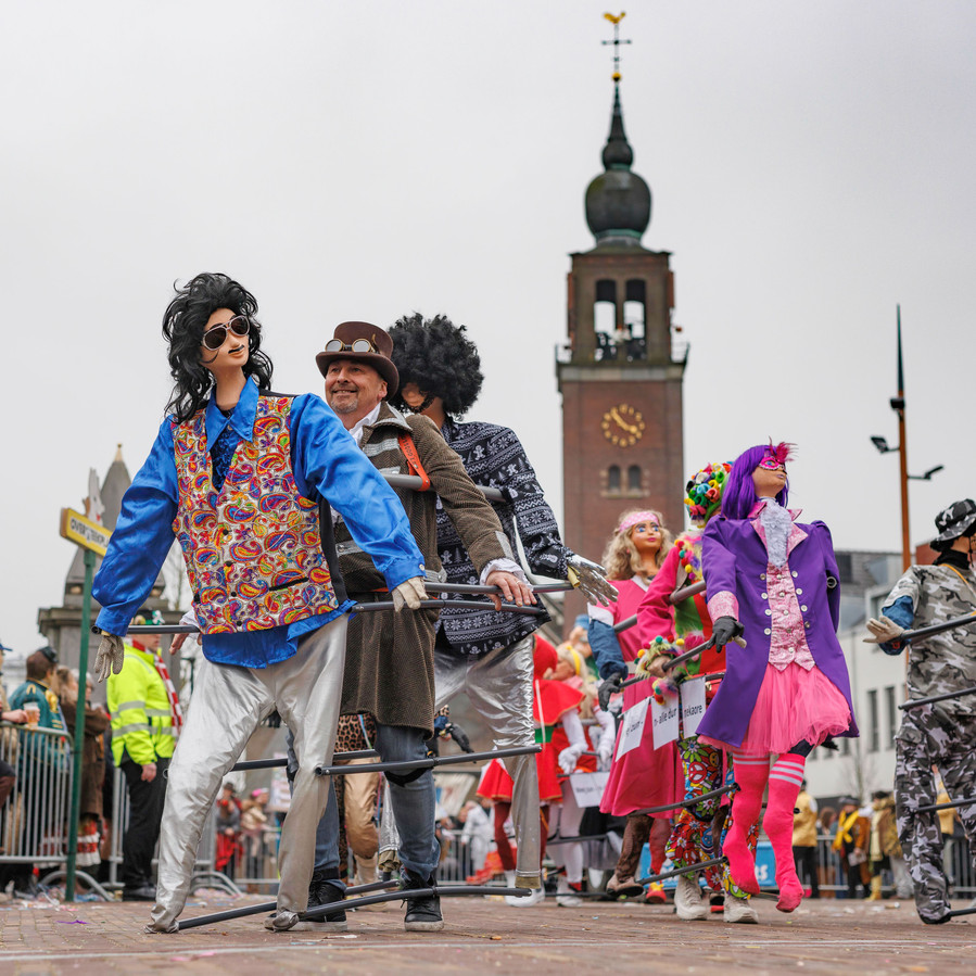 Veel publiek bij een mooie optocht in Zeuvebultelaand | Foto | ed.nl