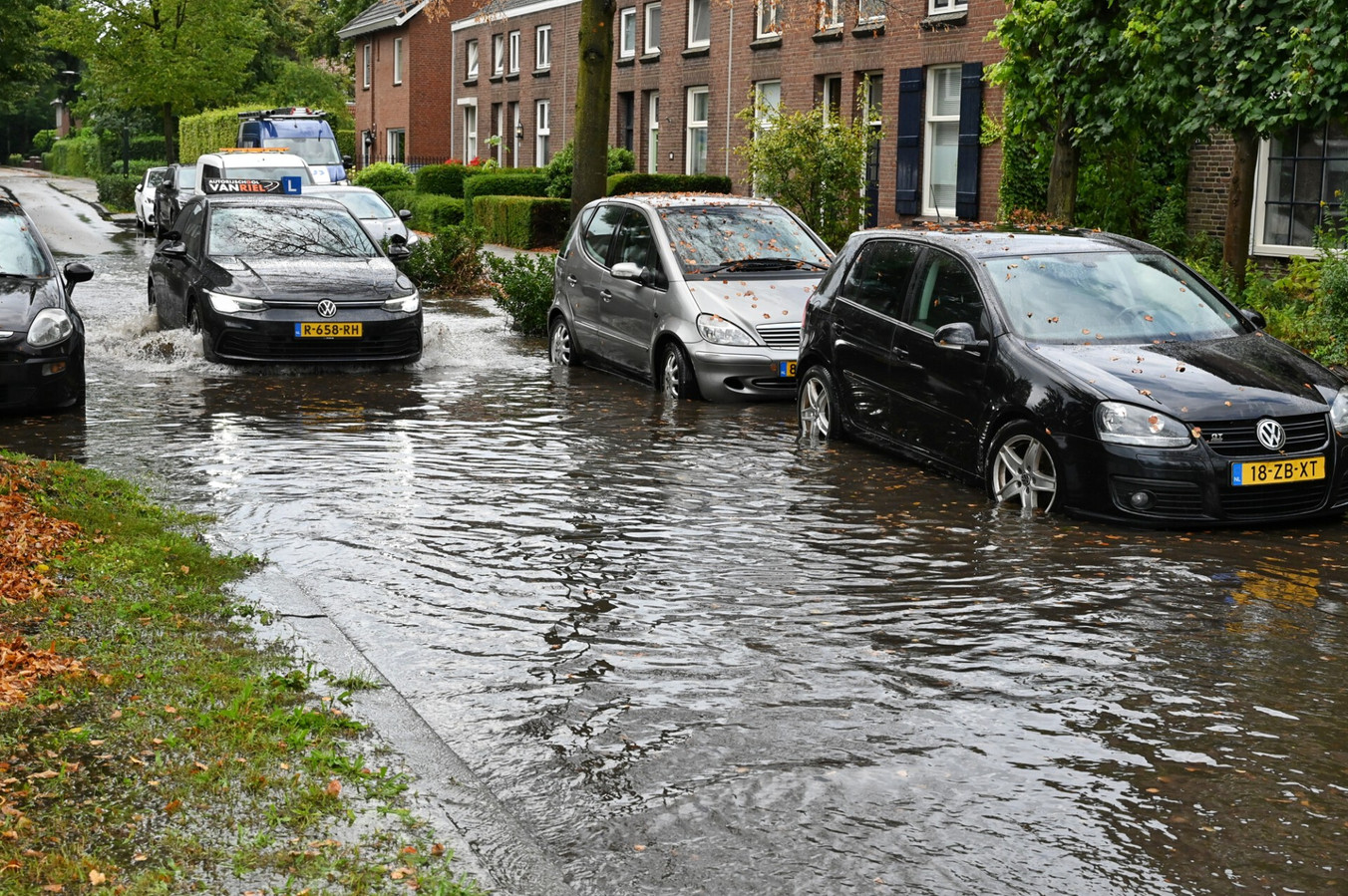De Brabantse storm in beeld: veel bomen om in Vught, wateroverlast in ...