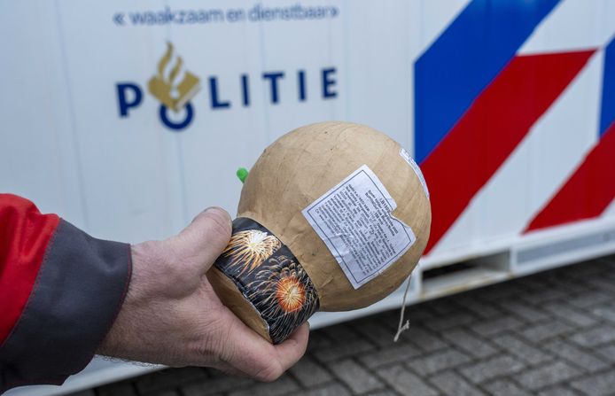 Drama in Nederland nadat vader en zoon (14) zwaar vuurwerk afsteken ...