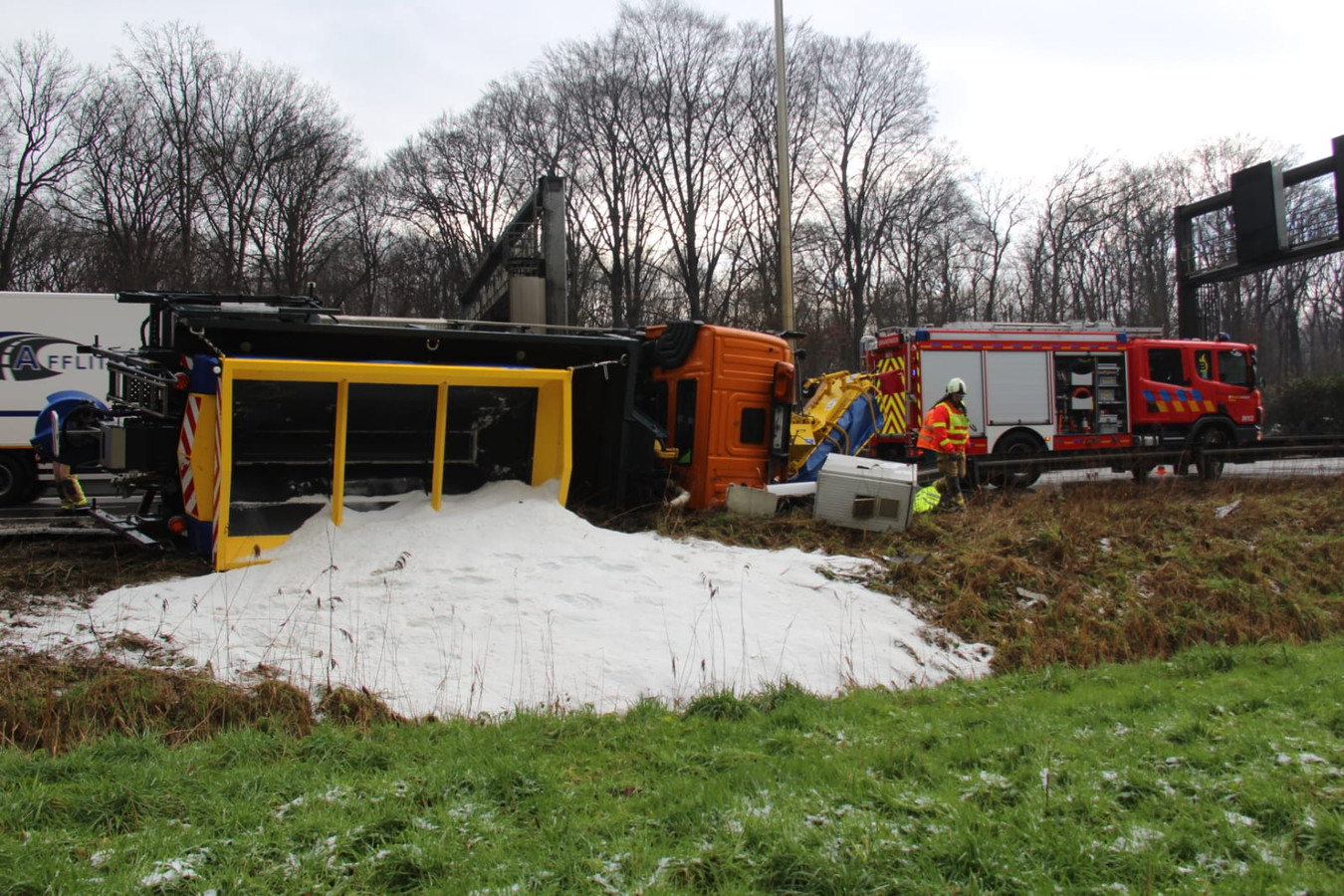 De gros bouchons après qu’une épandeuse se renverse sur l’E313 à Ranst ...