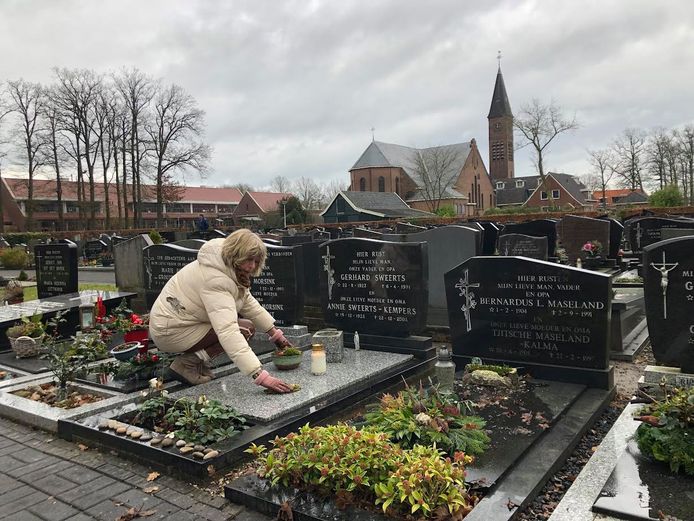 Maya Brons verzorgt met liefde het graf van haar ouders, maar kiest zelf voor een heel andere ...