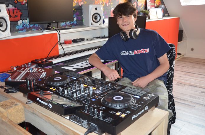 Veertienjarige 'Neall' speelt als jongste Bonzai-dj op groot festival ...