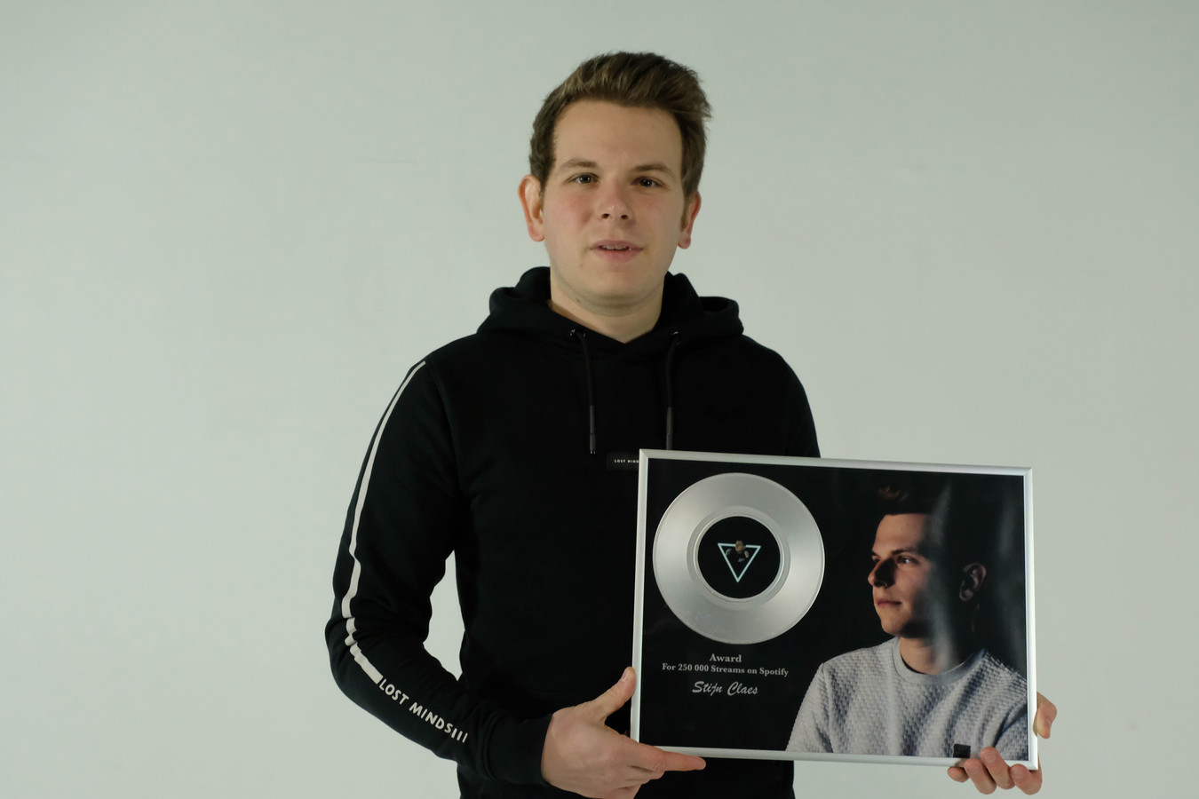 Jonge producer en muzikant Stijn Claes (26) behaalde 250.000 streams op ...