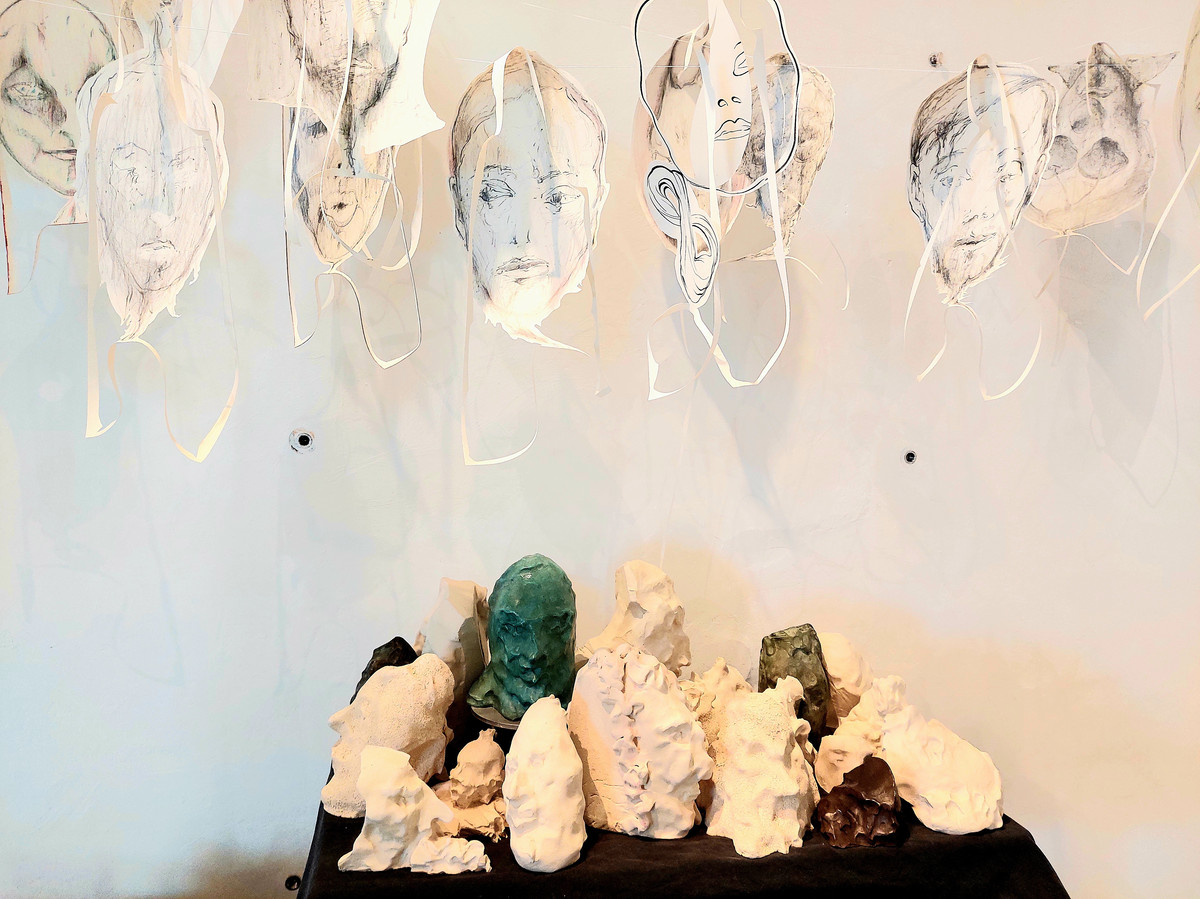 Gezichten die opdoemen en verdwijnen: Frank van den Broeck in Museum Beelden aan Zee | Foto | AD.nl