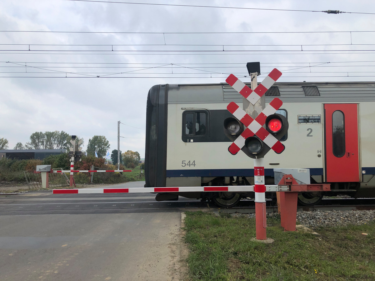 Werken aan spooroverweg Kraanbeekstraat in Ezemaal | Foto | hln.be